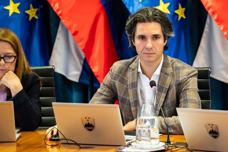 Minimalna plača za leto 2026 določena pri 1.481,88 evra bruto ~ Portal24